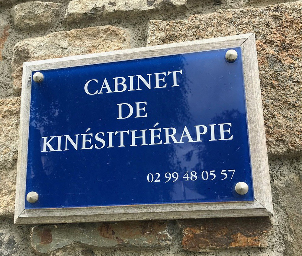 Une plaque signalétique moderne pour votre entreprise